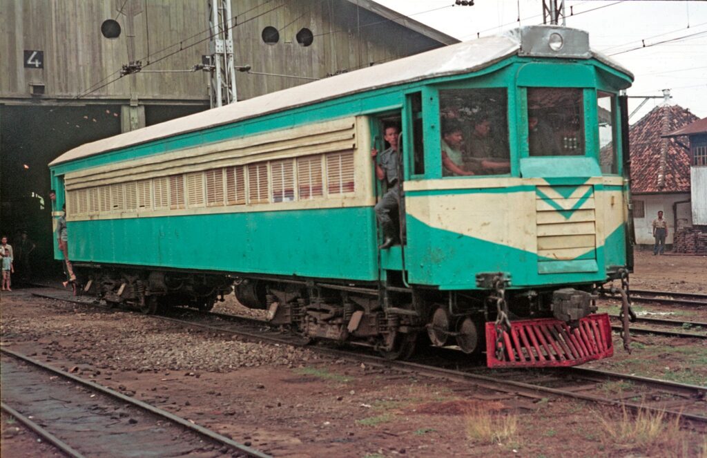 Modifikasi ex KRL ESS menjadi KRD – RODA SAYAP